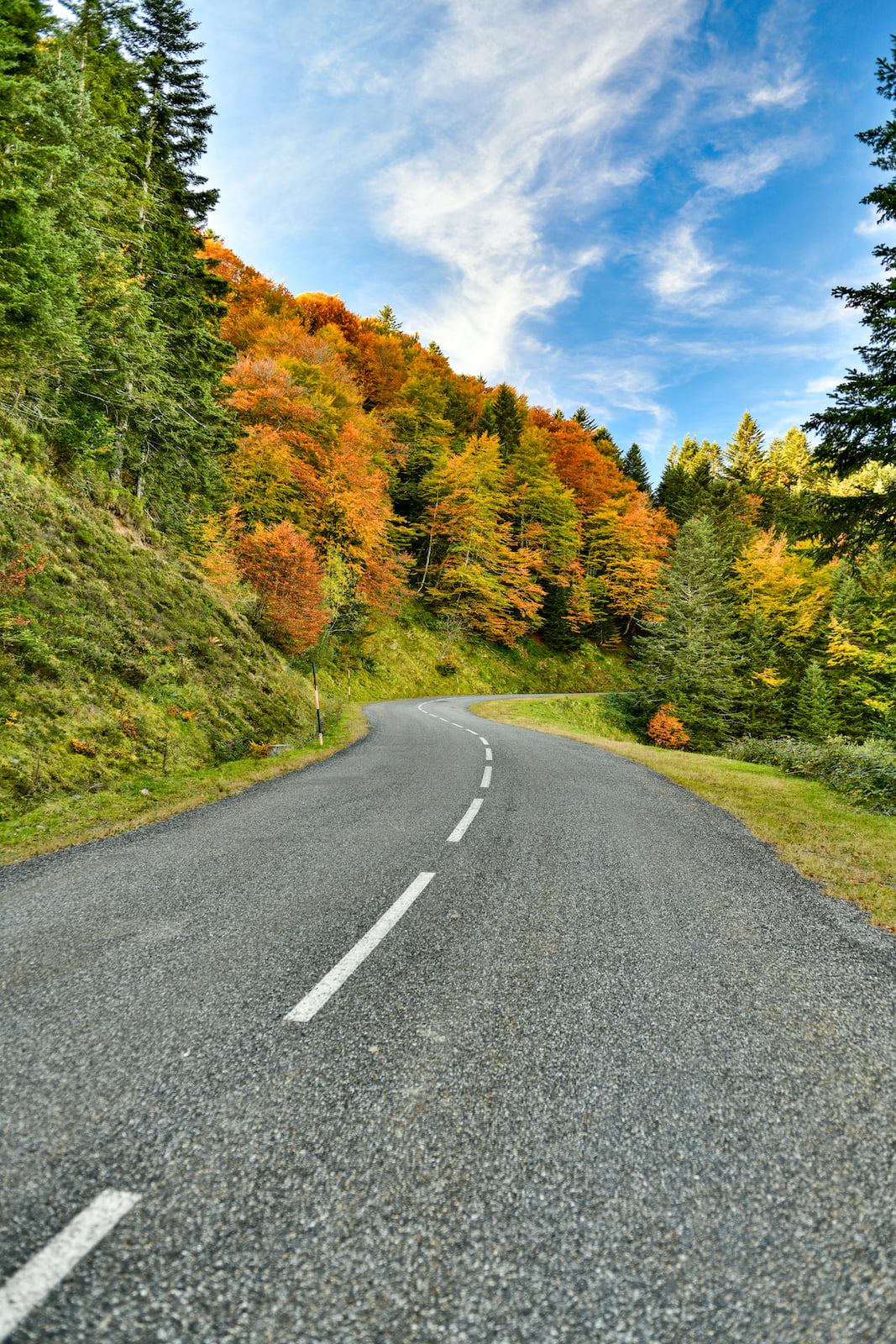 Couleurs d’automne, la route de montagne sinueuse vers un magnifique ...